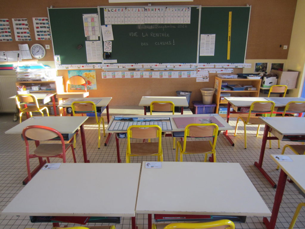 Les tables des CP face au tableau – Ecole Saint Louis – Thouaré sur Loire